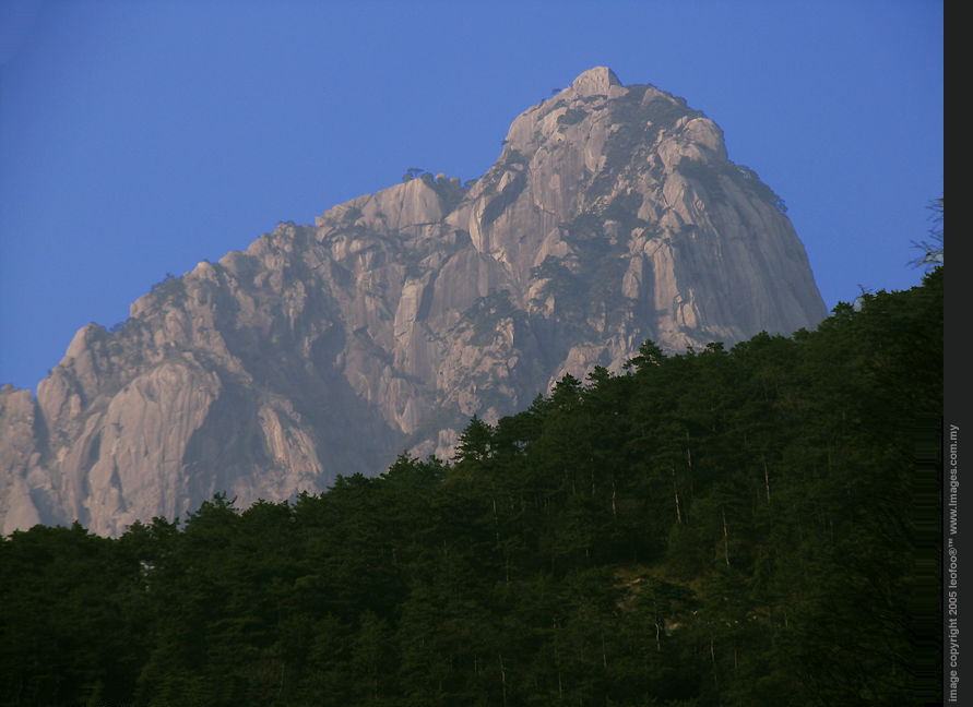 Hwang Shan (Yellow Mountain) - Magnificent Views with a price..